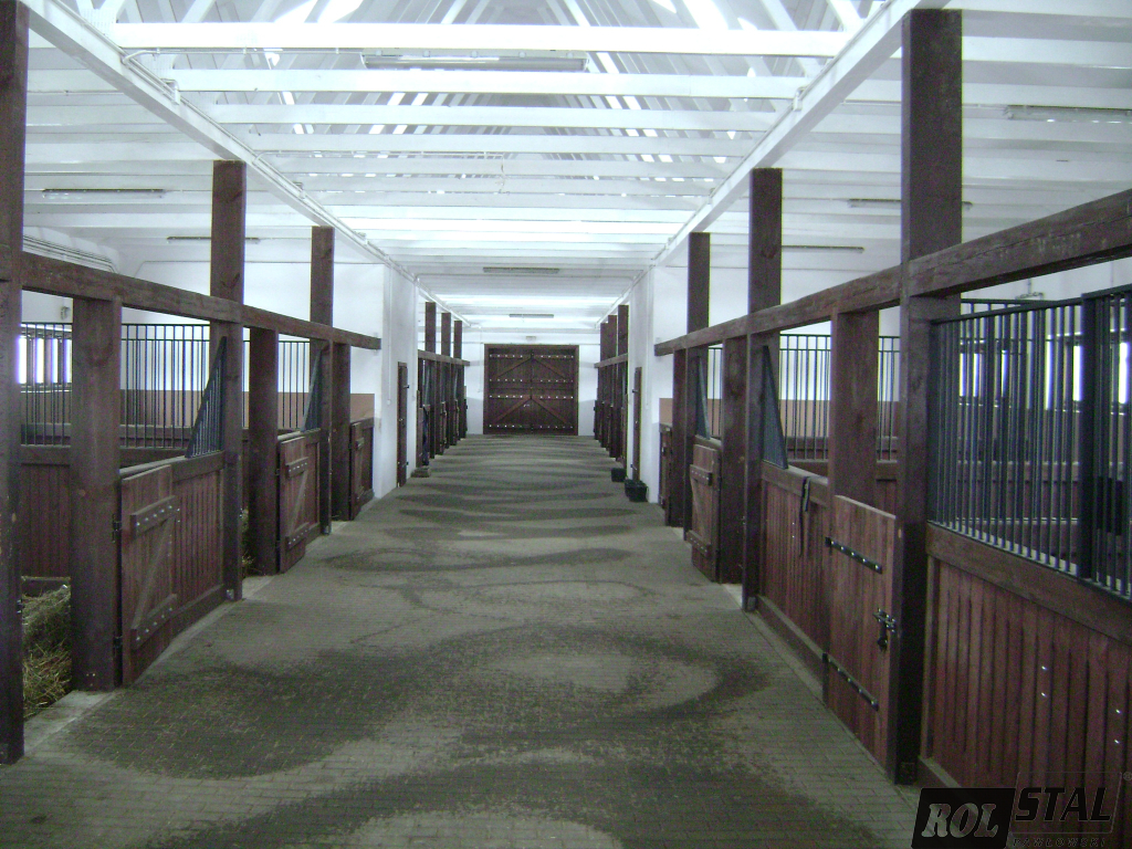 riding arena with stables | Rolstal.com